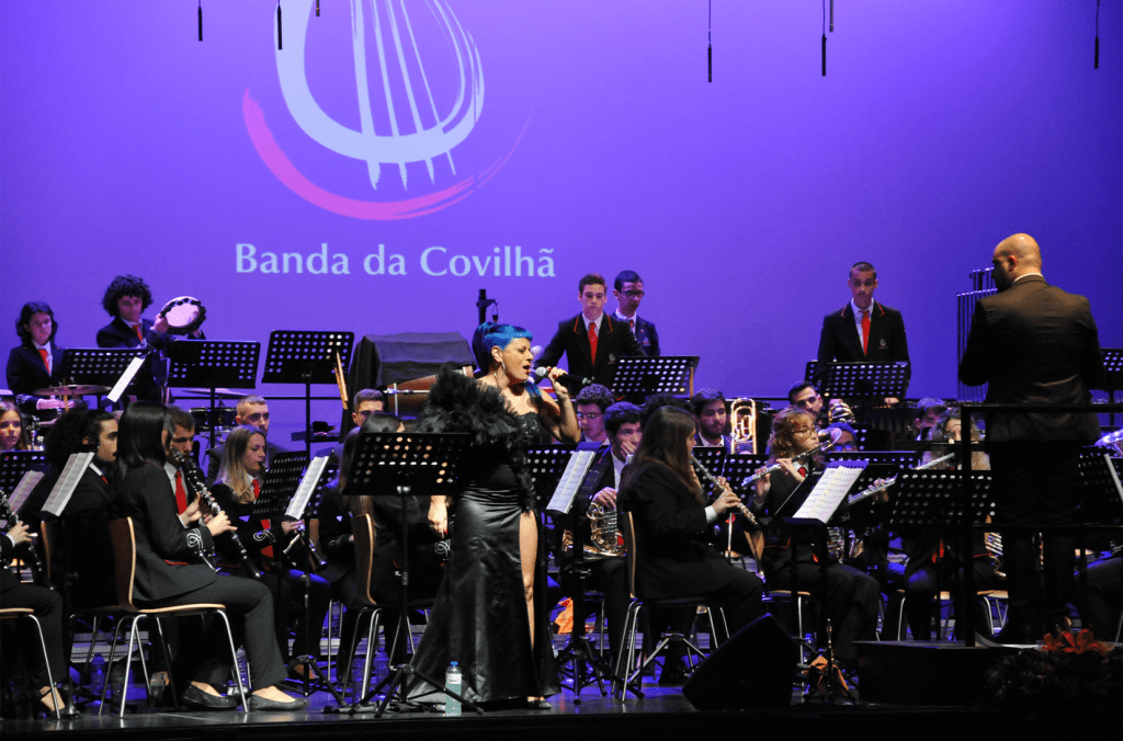 TMC encheu para ver Wanda e Eva Stuart com a Banda da Covilhã - UrbietOrbi